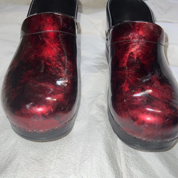 Dansko | Shoes | Dansko Womens Size 39 Deep Red Marble Black Cherry ...